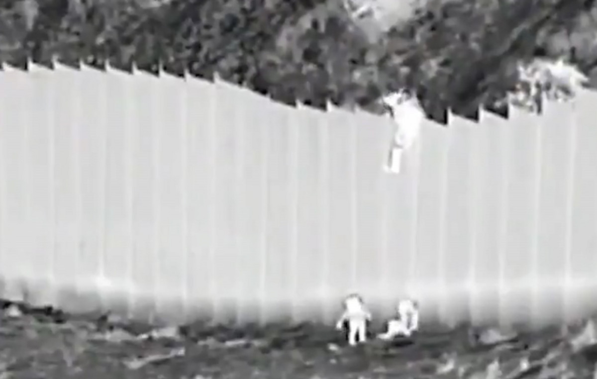 Σοκαριστικές εικόνες: Διακινητής πετάει δύο κοριτσάκια από τοίχο στα ...