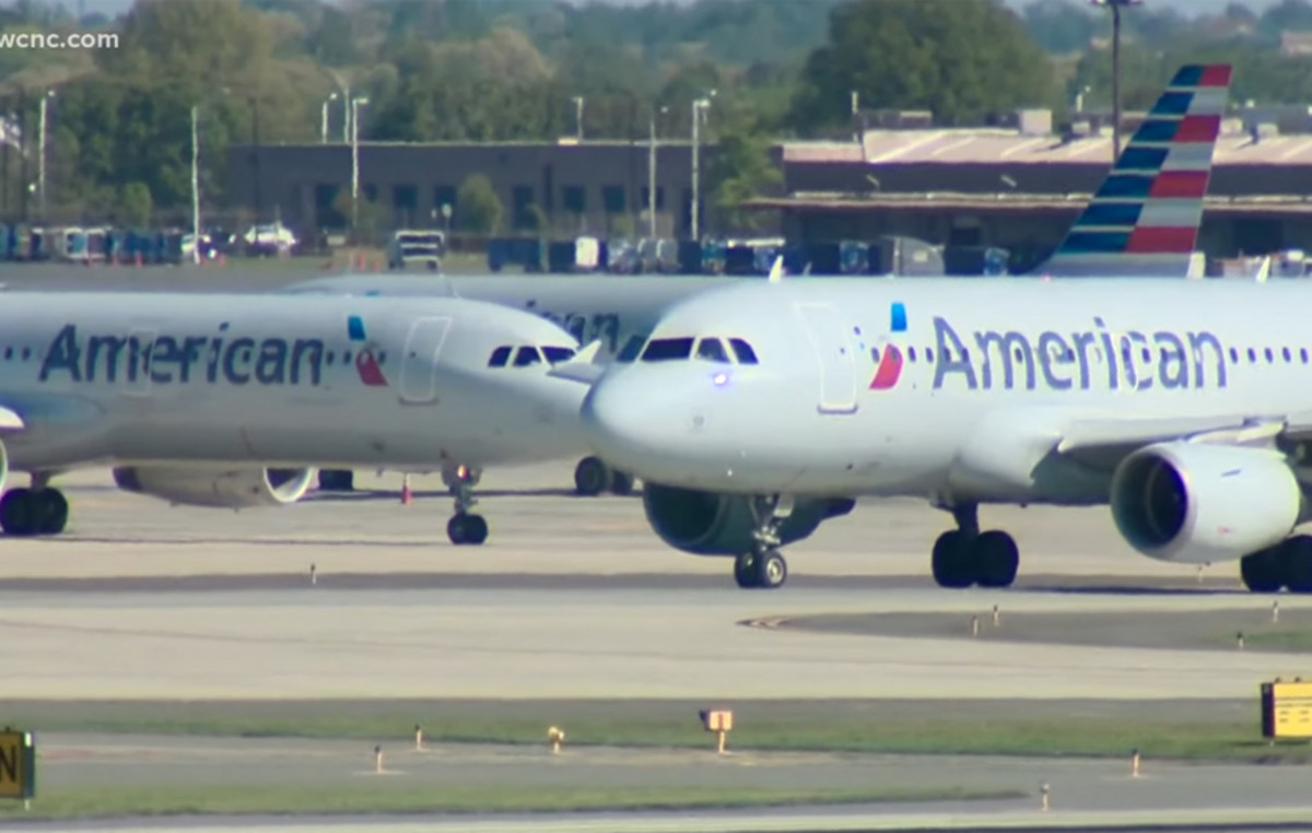 Σύγκρουση αεροσκαφών της American Airlines στην πίστα του αεροδρομίου ...