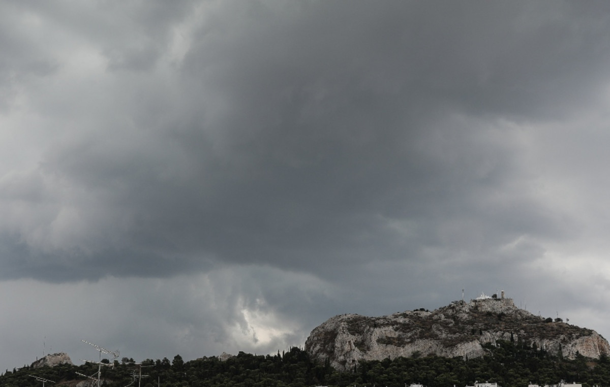 Καιρός: Σκοτείνιασε ο ουρανός στην Αθήνα – Βροντές και βροχή στην ...