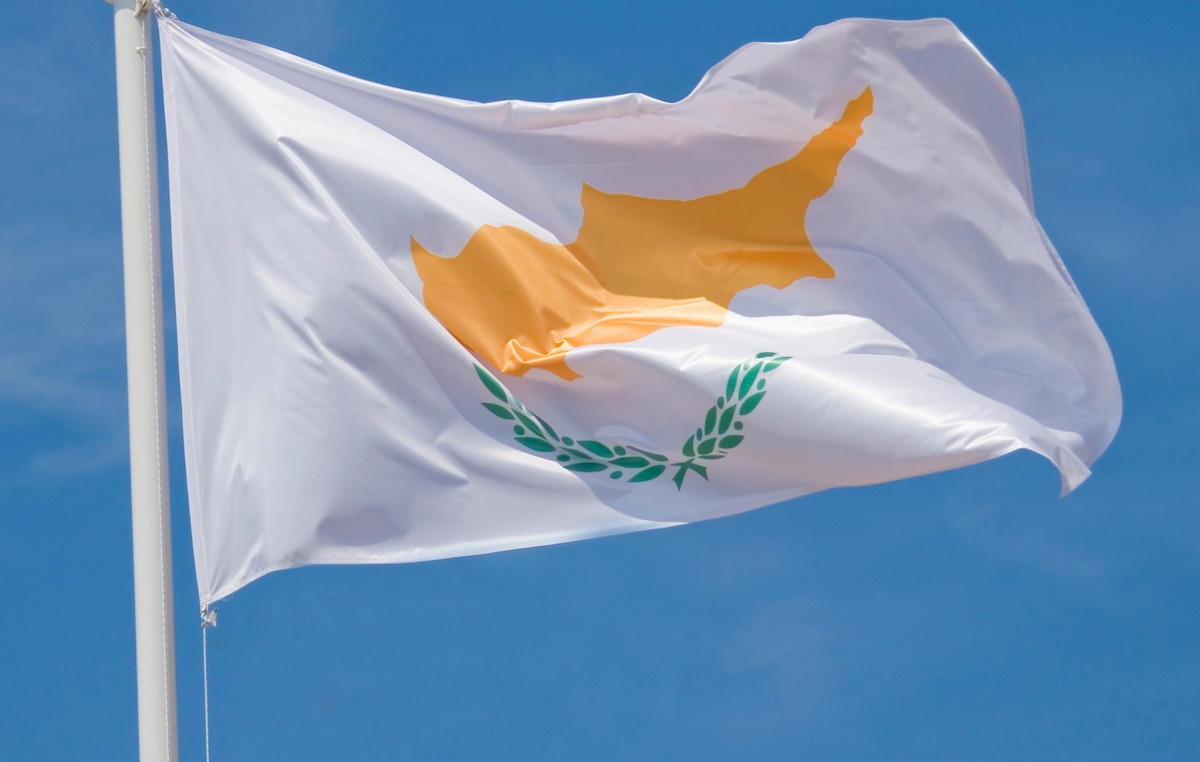 Η ιστορία της σημαίας της Κύπρου που έχει σχεδιαστεί από έναν ...