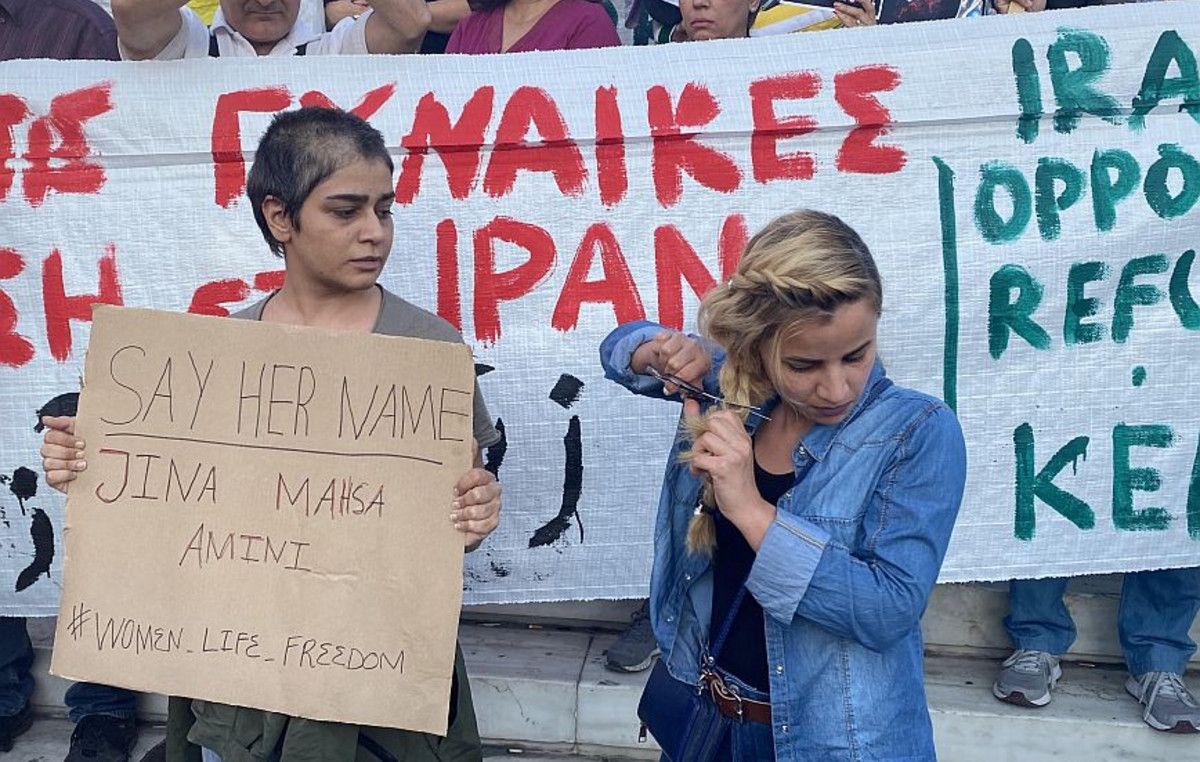 Οι γυναίκες του Ιράν γράφουν ιστορία στο Σύνταγμα: Κόβουν τα μαλλιά ...