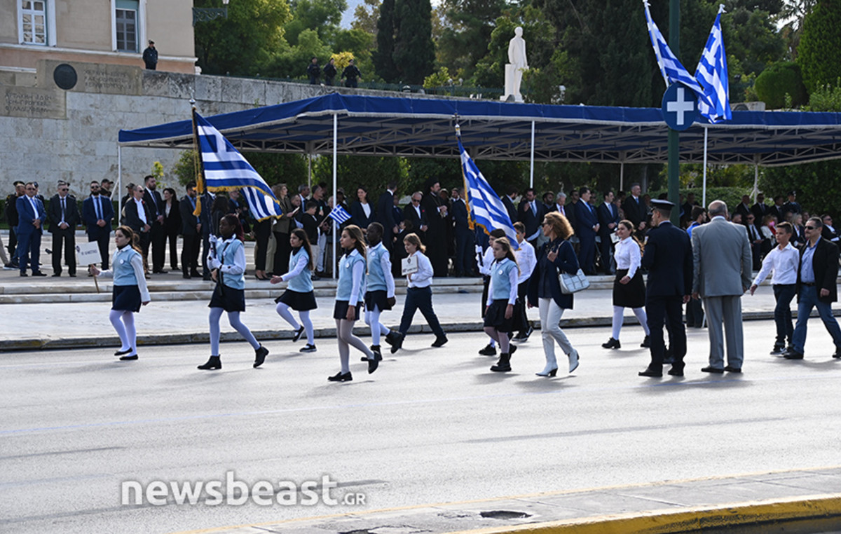28η Οκτωβρίου: Πλήθος κόσμου στην μαθητική παρέλαση στο κέντρο της ...