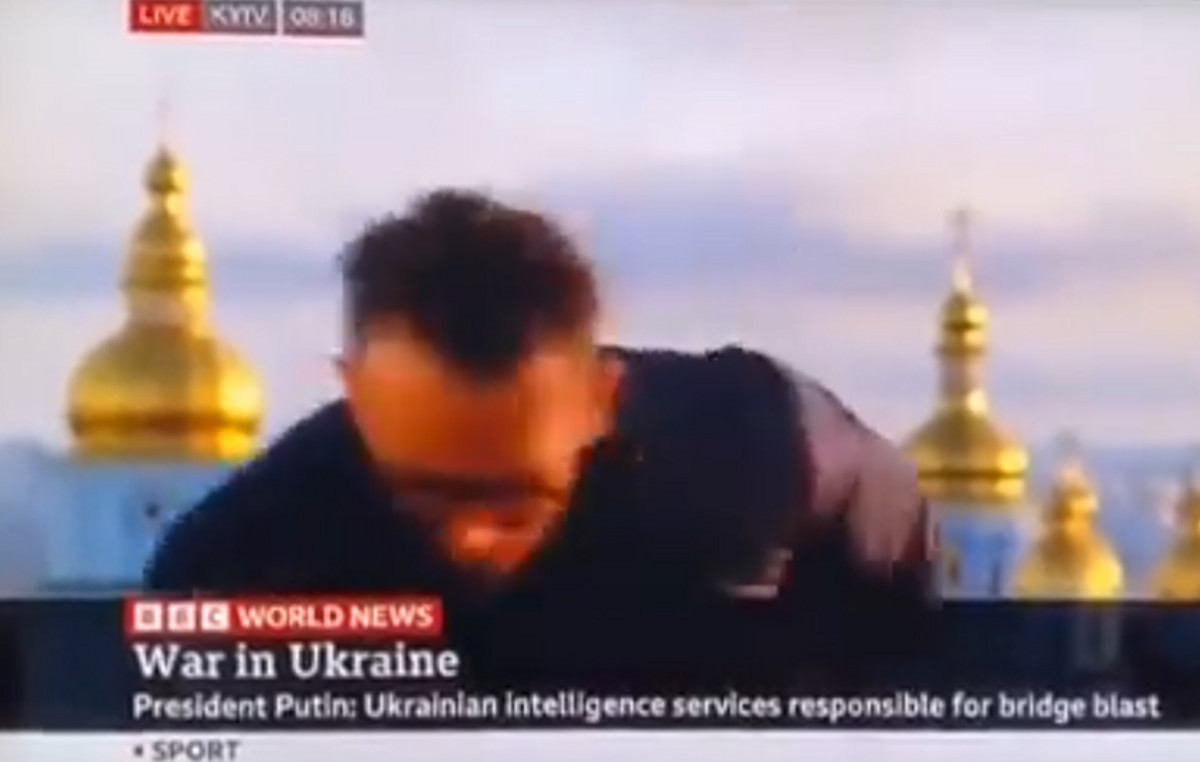 Δημοσιογράφος του BBC μεταδίδει live την ώρα των εκρήξεων στο Κίεβο – Δείτε βίντεο - Newsbeast