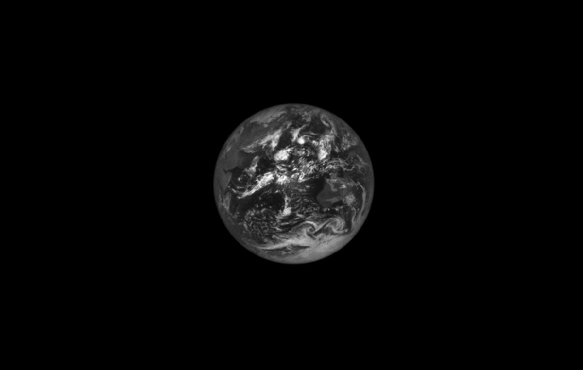 NASA: Εντυπωσιακή εικόνα με τη Γη και τη Σελήνη από διαστημόπλοιο ...
