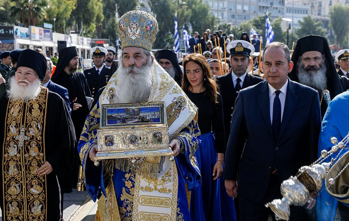 Με τιμές αρχηγού κράτους υποδέχτηκαν στον Πειραιά την Αγία Ζώνη της ...