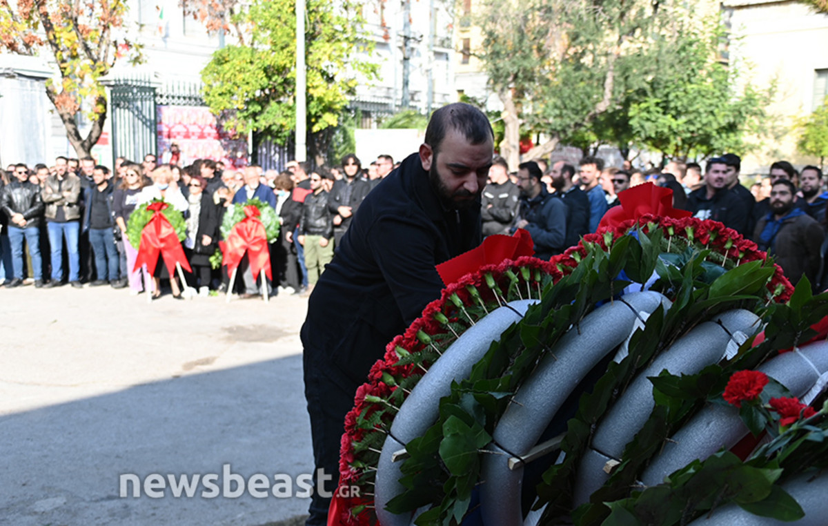 Πολυτεχνείο: Κατάθεση στεφάνων από αντιπροσωπείες του ΚΚΕ και της ΚΝΕ ...