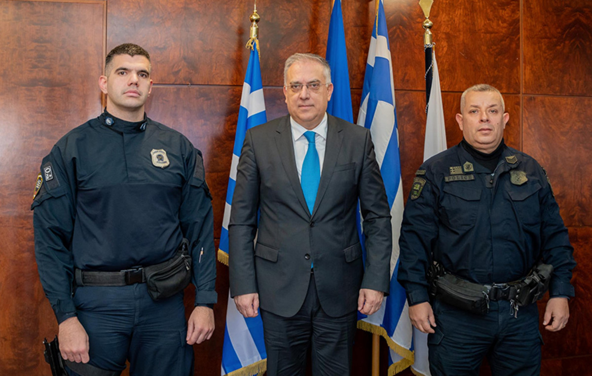 Τους αστυνομικούς που έσωσαν με ΚΑΡΠΑ βρέφος 35 ημερών συνάντησε ο ...