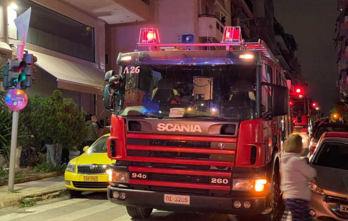 Φωτιά σε πολυκατοικία στον Πειραιά – Αναφορές για εγκλωβισμένους ...