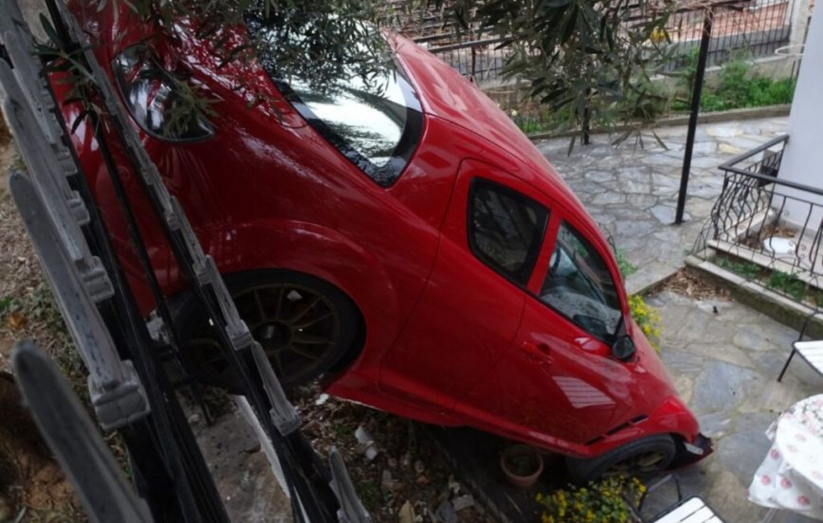 Θεσσαλονίκη: Αυτοκίνητο έφυγε από το δρόμο και κατέληξε σε αυλή σπιτιού ...