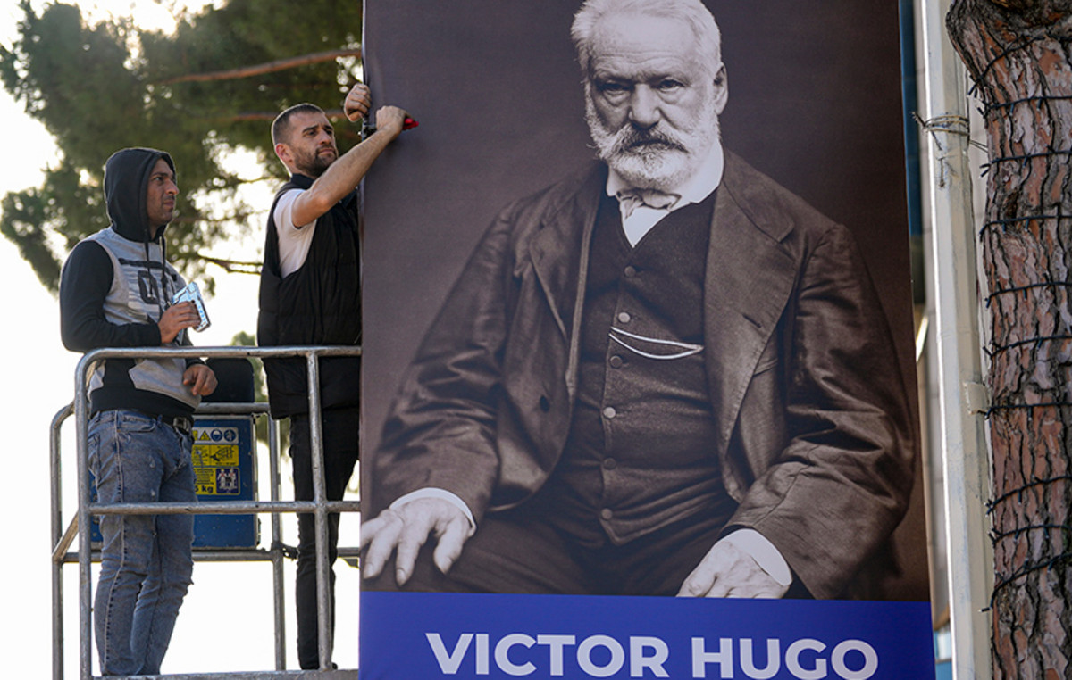 Ακροδεξιοί φοιτητές έβαψαν άσπρο το άγαλμα του Βίκτωρα Ουγκώ γιατί ήταν ...