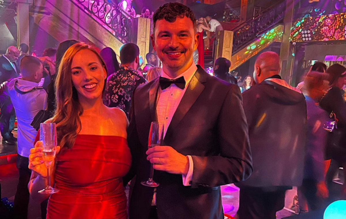 Το κόσμημα – κρυφό σύμβολο των swingers: Ζευγάρι που «άνοιξε» τον γάμο ...