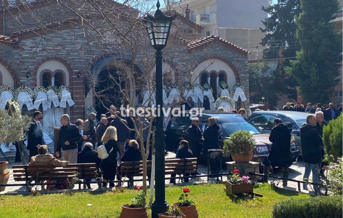 Θρήνος στην κηδεία του 54χρονου αστυνομικού και του 15χρονου γιου του ...