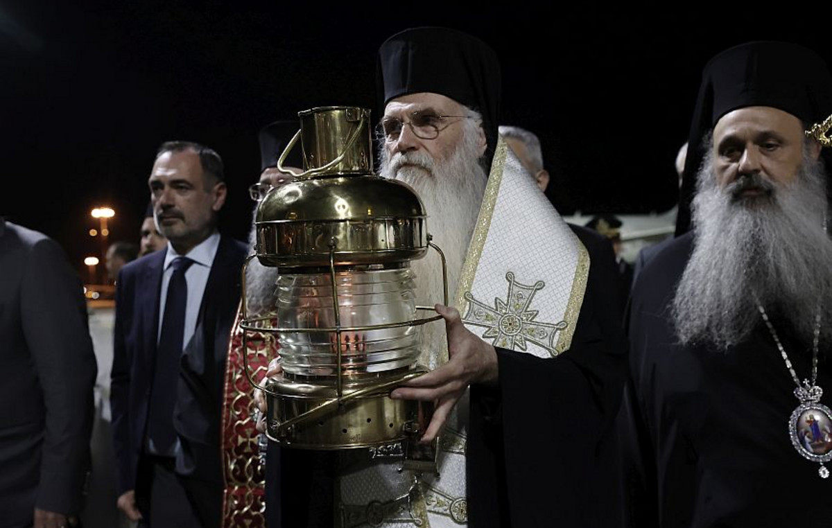 Έφτασε το Άγιο Φως στην Αθήνα - Newsbeast