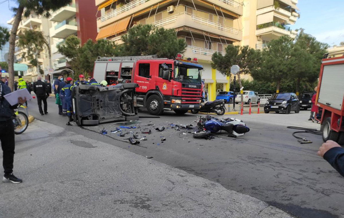 Τροχαίο – σοκ στον Άλιμο: Οδηγός μηχανής «καρφώθηκε» μέσα στην καμπίνα ...
