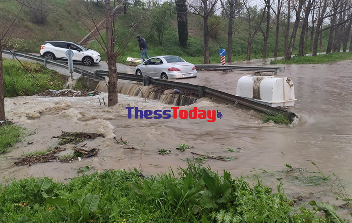 Κακοκαιρία ILINA: Ποτάμια έγιναν οι δρόμοι στη Θεσσαλονίκη – Εγκλωβίστηκε οδηγός - Newsbeast