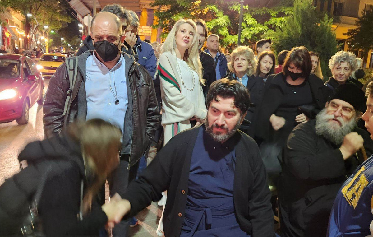 Στη Μητρόπολη ο πάτερ Αντώνιος για να προσκυνήσει την εικόνα «Άξιον ...