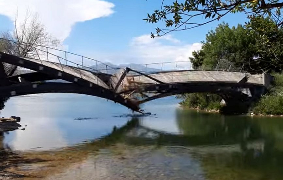 Κατέρρευσε ξύλινη γέφυρα σε πάρκο της Άρτας: Η στιγμή καταγράφηκε σε ...