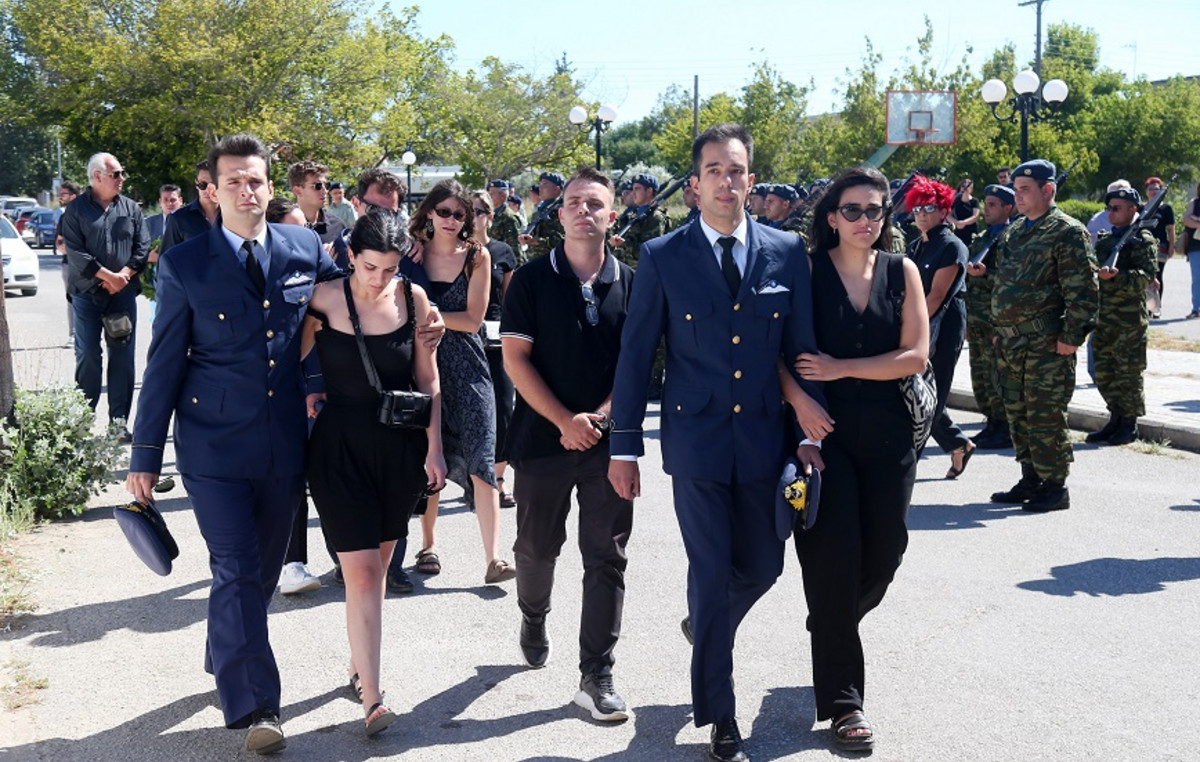 Συντριβή καναντέρ: Θρήνος στο τελευταίο «αντίο» στον πιλότο Περικλή ...