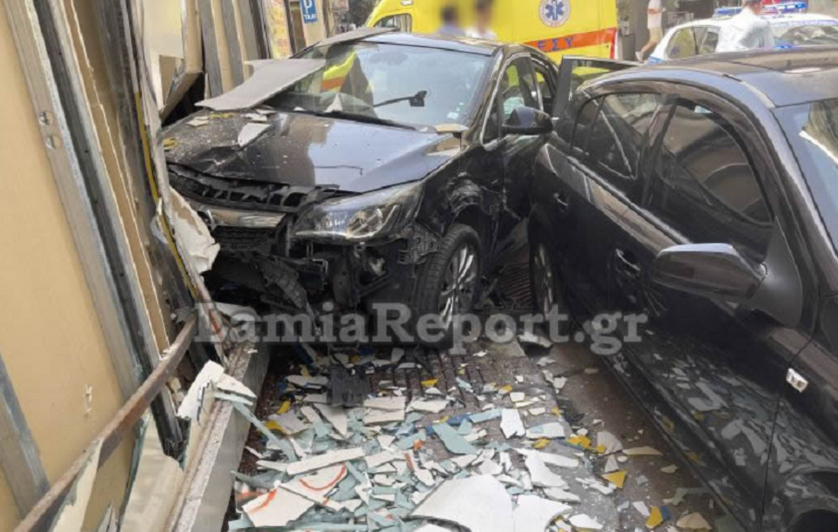 Παραβίασε STOP, χτύπησε δύο οχήματα και «καρφώθηκε» μέσα σε βιτρίνα καταστήματος - Newsbeast