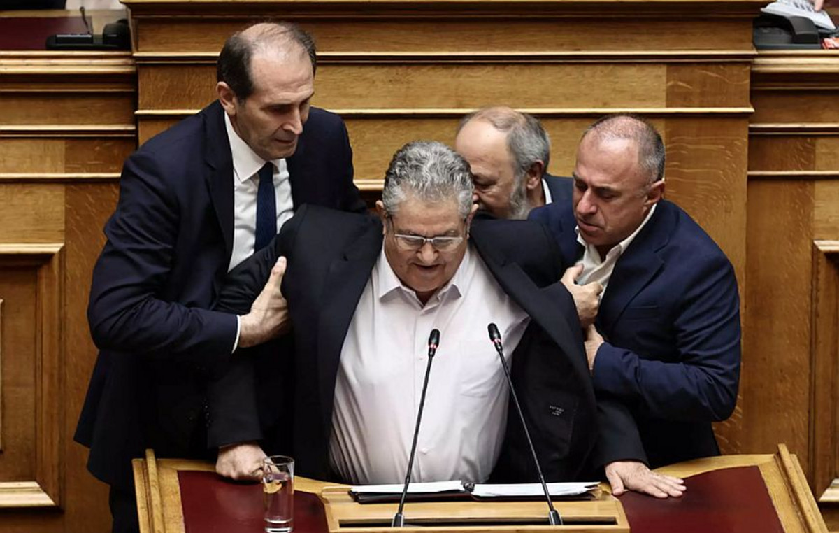 Παραλίγο να καταρρεύσει ο Δημήτρης Κουτσούμπας στη Βουλή: «Ωχ η μέση ...