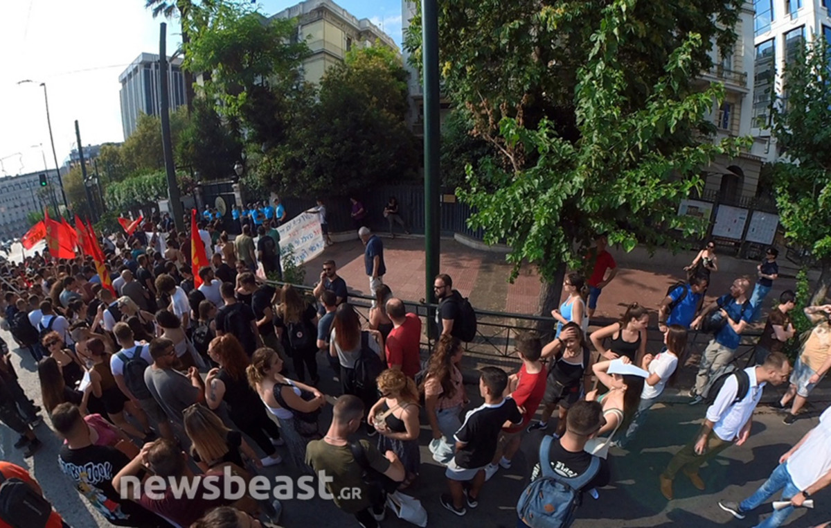 Συγκέντρωση διαμαρτυρίας στη γαλλική πρεσβεία στο κέντρο της Αθήνας για ...