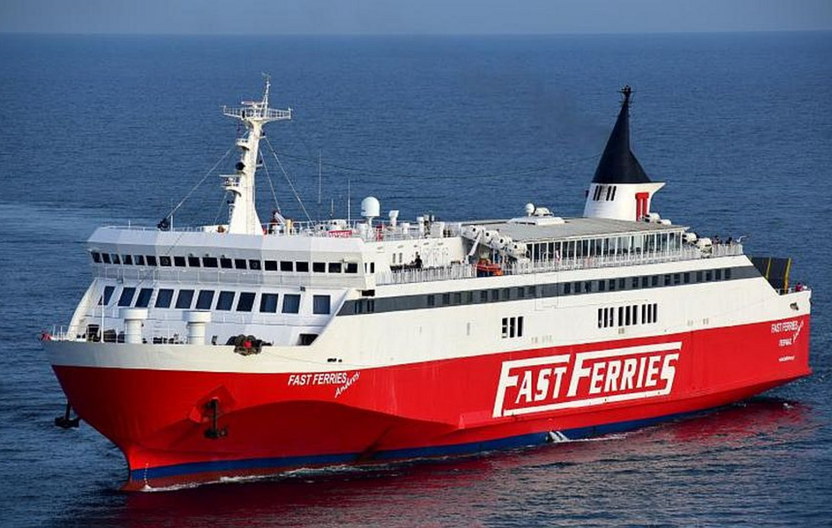 Μηχανική βλάβη στο οχηματαγωγό πλοίο Fast Ferries Andos στο δρομολόγιο ...