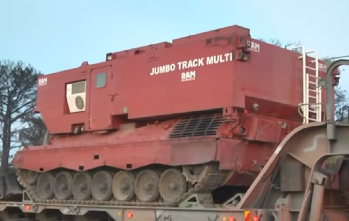 Το θηριώδες Jumbo Track Multi που ρίχνει 15.000 λίτρα νερού στη μάχη με ...