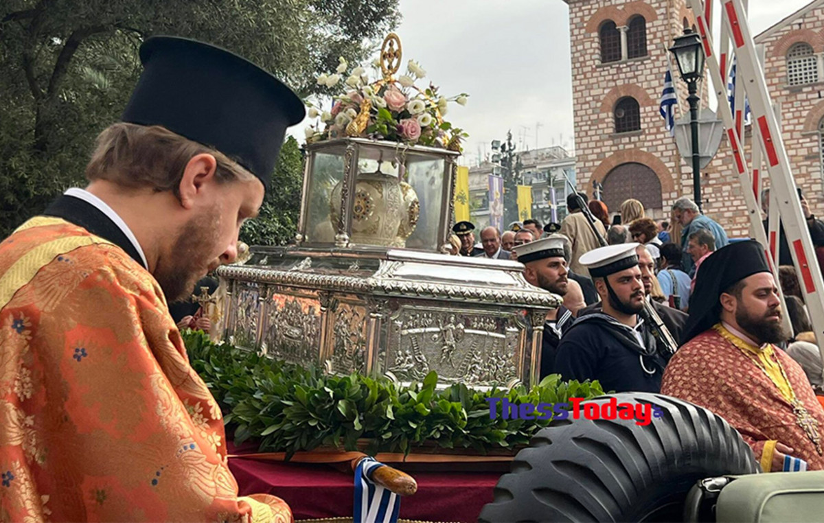 Πλήθος κόσμου στη λιτανεία της εικόνας της Παναγίας Κορωνιωτίσσης και ...
