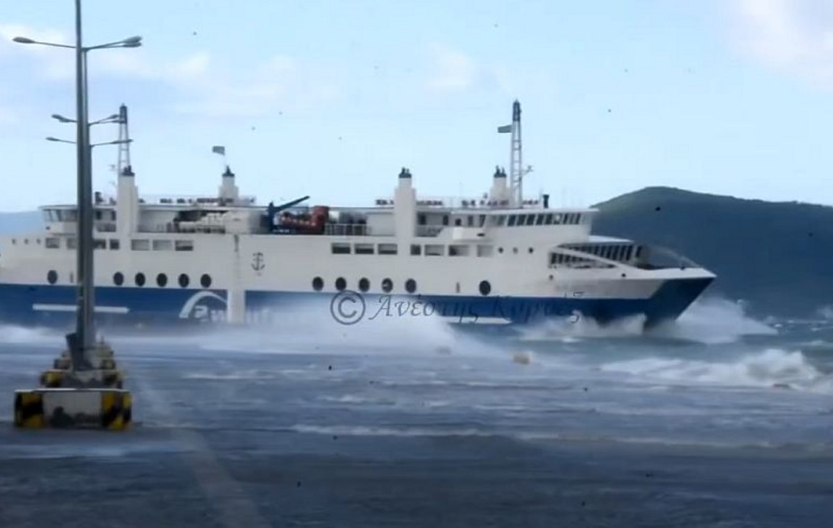 Το πλοίο της γραμμής για Αίγινα έδωσε μάχη με τα κύματα για να δέσει ...