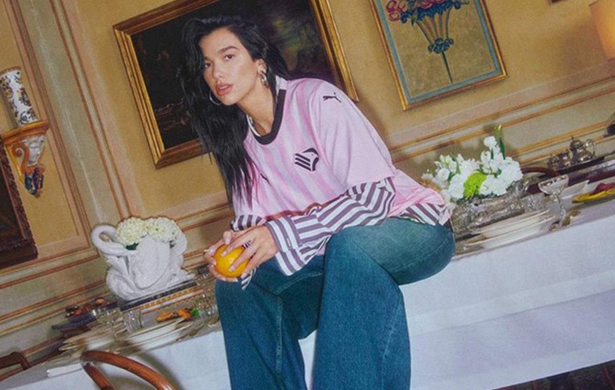 Η Dua Lipa ακολούθησε το trend με τις στιλάτες φανέλες ποδοσφαιρικών ...