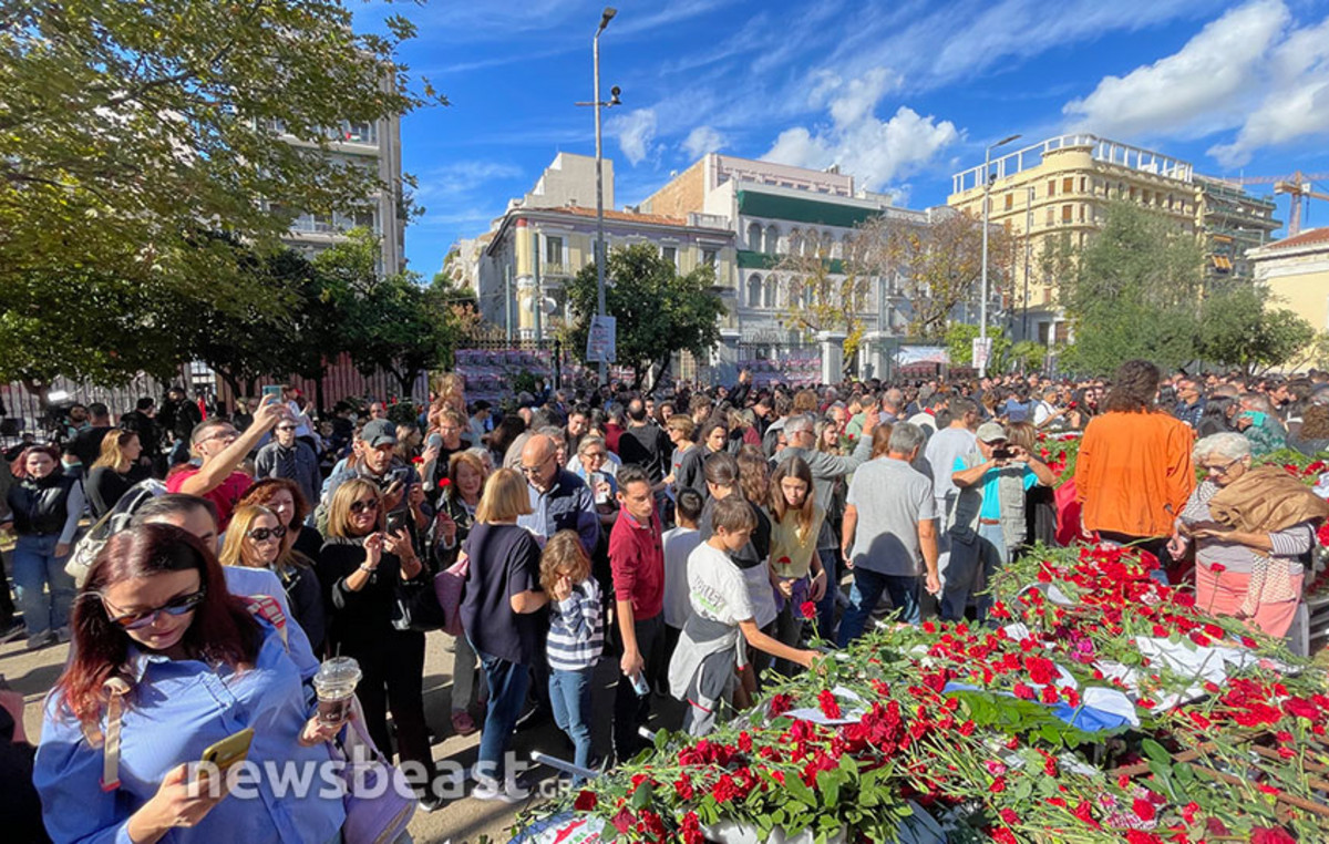 Πλήθος κόσμου τιμά την 50ή επέτειο εξέγερσης του Πολυτεχνείου – Ανάμεσά ...