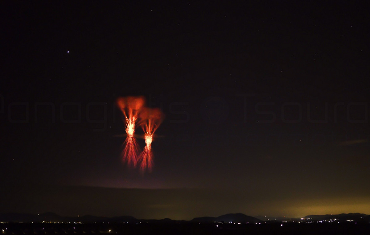 Εντυπωσιακή εικόνα από την Ικαρία: Η καταιγίδα προκάλεσε κεραυνό με ...