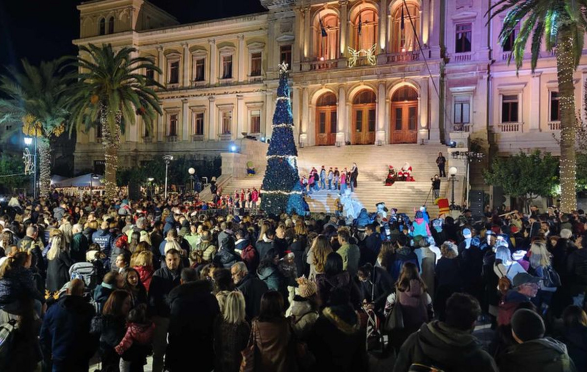 «Πλημμύρισε» με χριστουγεννιάτικο φως η Σύρος – Φωταγωγήθηκε το ...