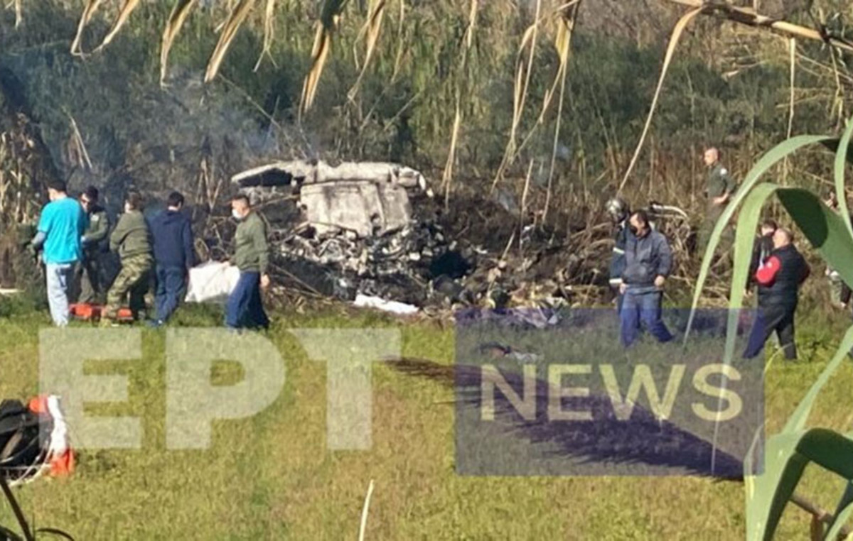 Οι πρώτες εικόνες από την πτώση του εκπαιδευτικού αεροσκάφους στην ...