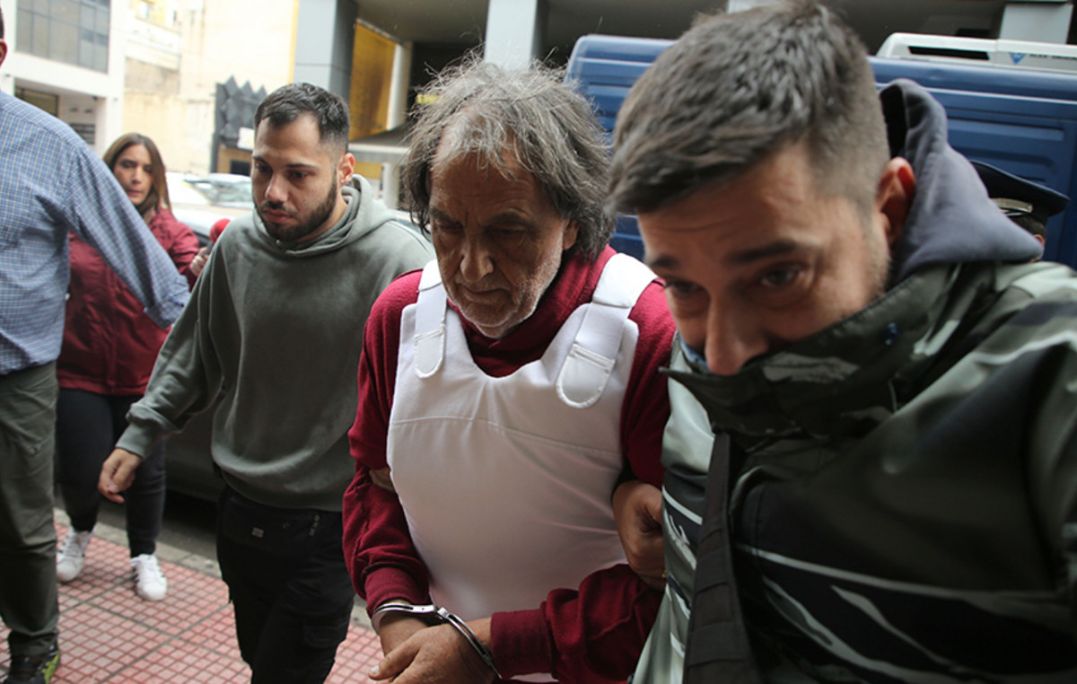 Στα δικαστήρια Πειραιά ο 71χρονος που δολοφόνησε την 43χρονη στη ...