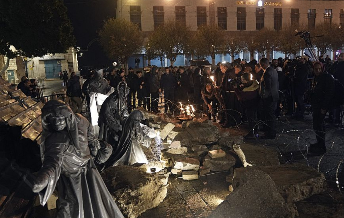 Χριστούγεννα θρήνου στη Βηθλεέμ με μαύρη φάτνη για τα θύματα του ...