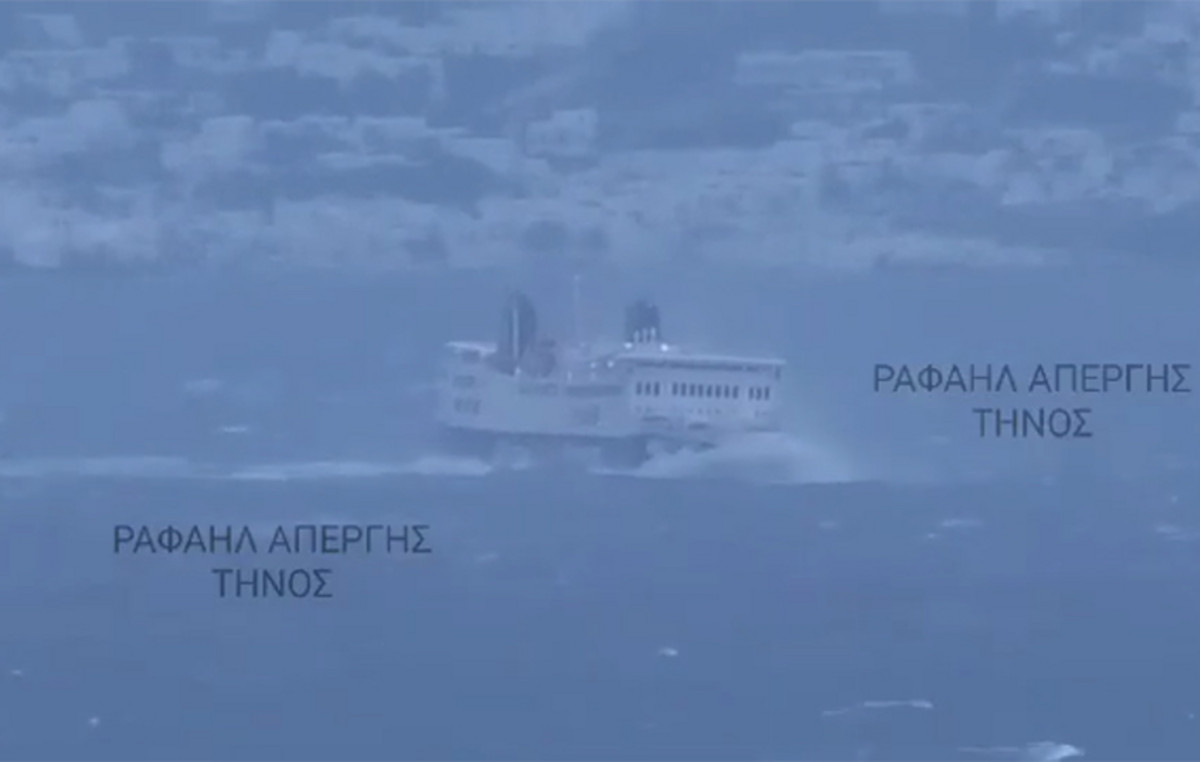 Κύματα «καταπίνουν» το Andros Queen πριν φτάσει στην Τήνο - Newsbeast