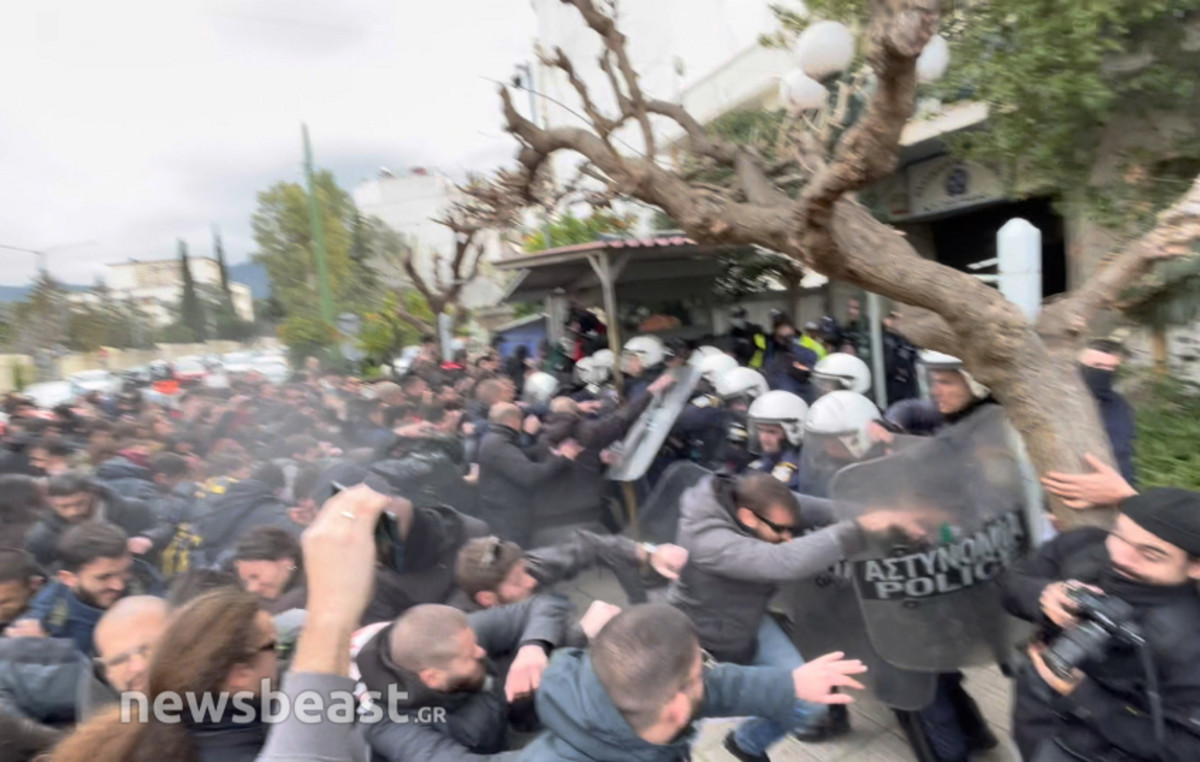 Φωτογραφίες από την ένταση και τα χημικά έξω από το αστυνομικό τμήμα ...