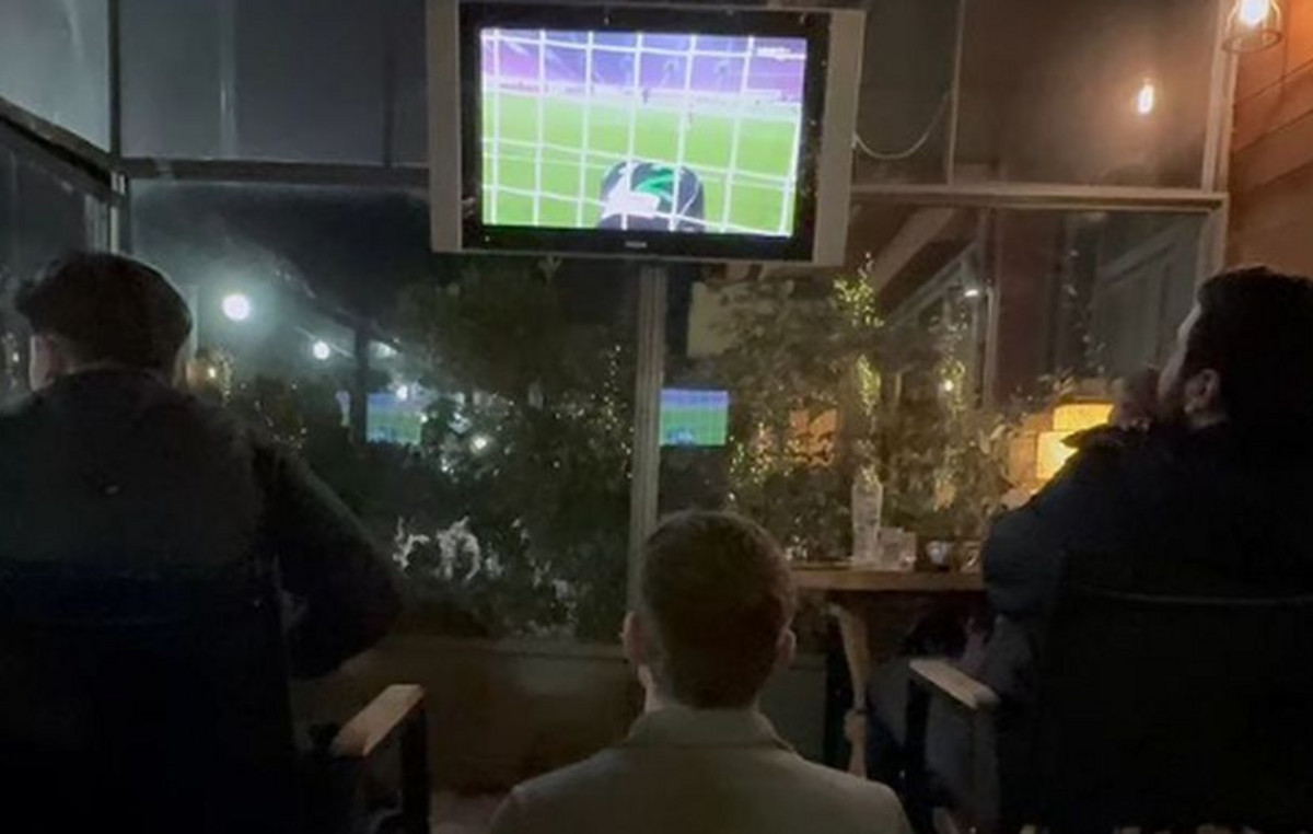 Ο Κασσελάκης πανηγύρισε την πρόκριση του Παναθηναϊκου σε μία καφετέρια ...