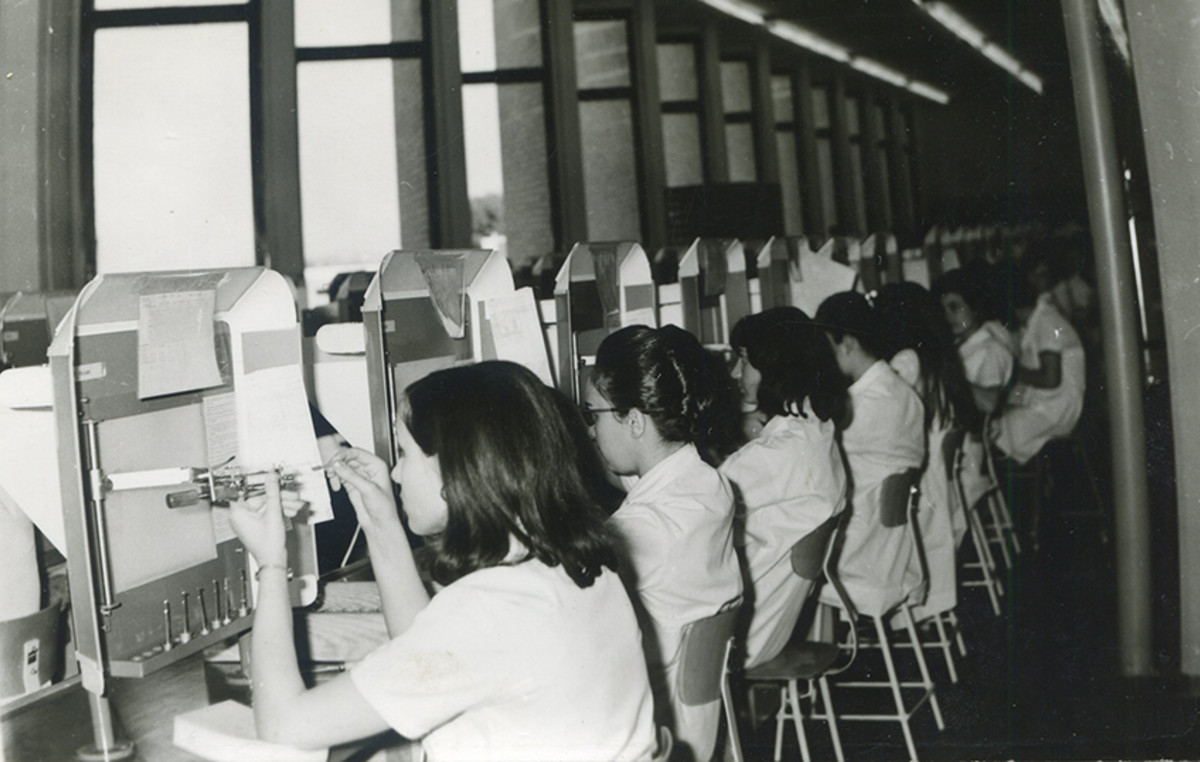 Οι «αόρατες» ηρωίδες μετανάστριες του ’60 στις φάμπρικες της Γερμανίας ...