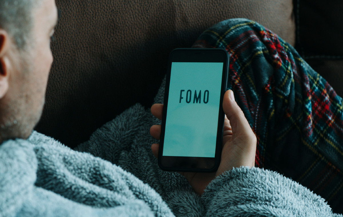 Η ψυχολογία πίσω από το FOMO: Γιατί είναι φυσιολογικό και πώς να το ...