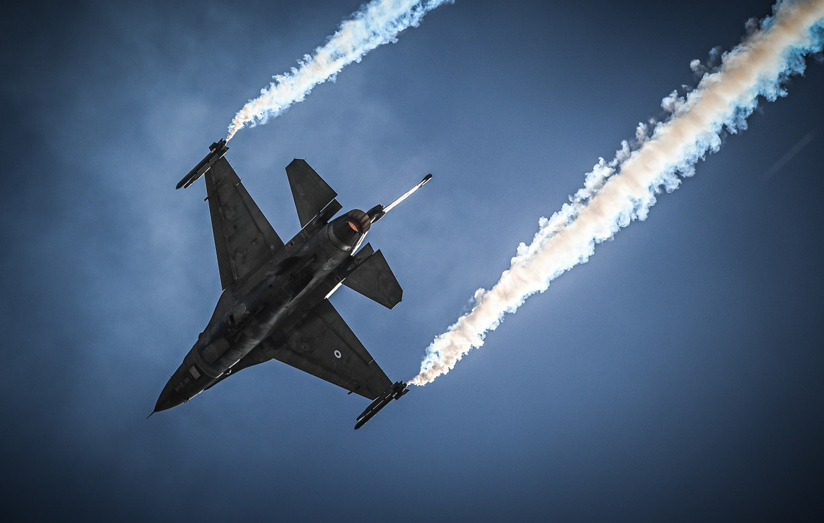 Συγκλονίζει ο πατέρας του πιλότου του F-16 που έπεσε στην Ψαθούρα ...