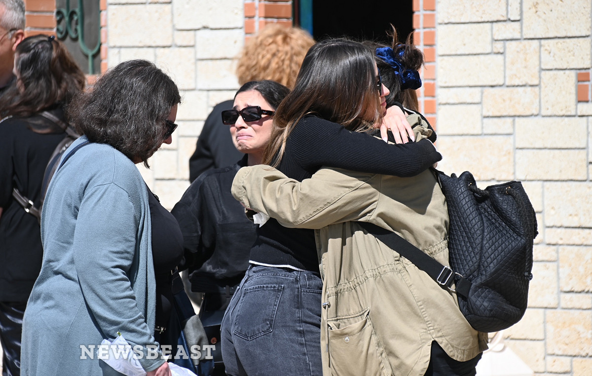 Με νυφικό και σε λευκό φέρετρο η 28χρονη Κυριακή Γρίβα – Θρήνος και ...