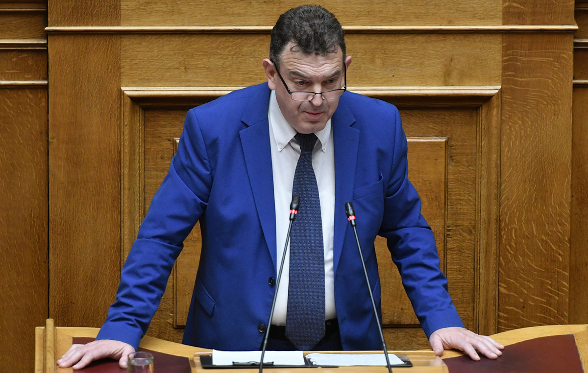 Νίκος Παπαδόπουλος: Μετά τα «χαστούκια», καταδικάζει τη βία - Newsbeast