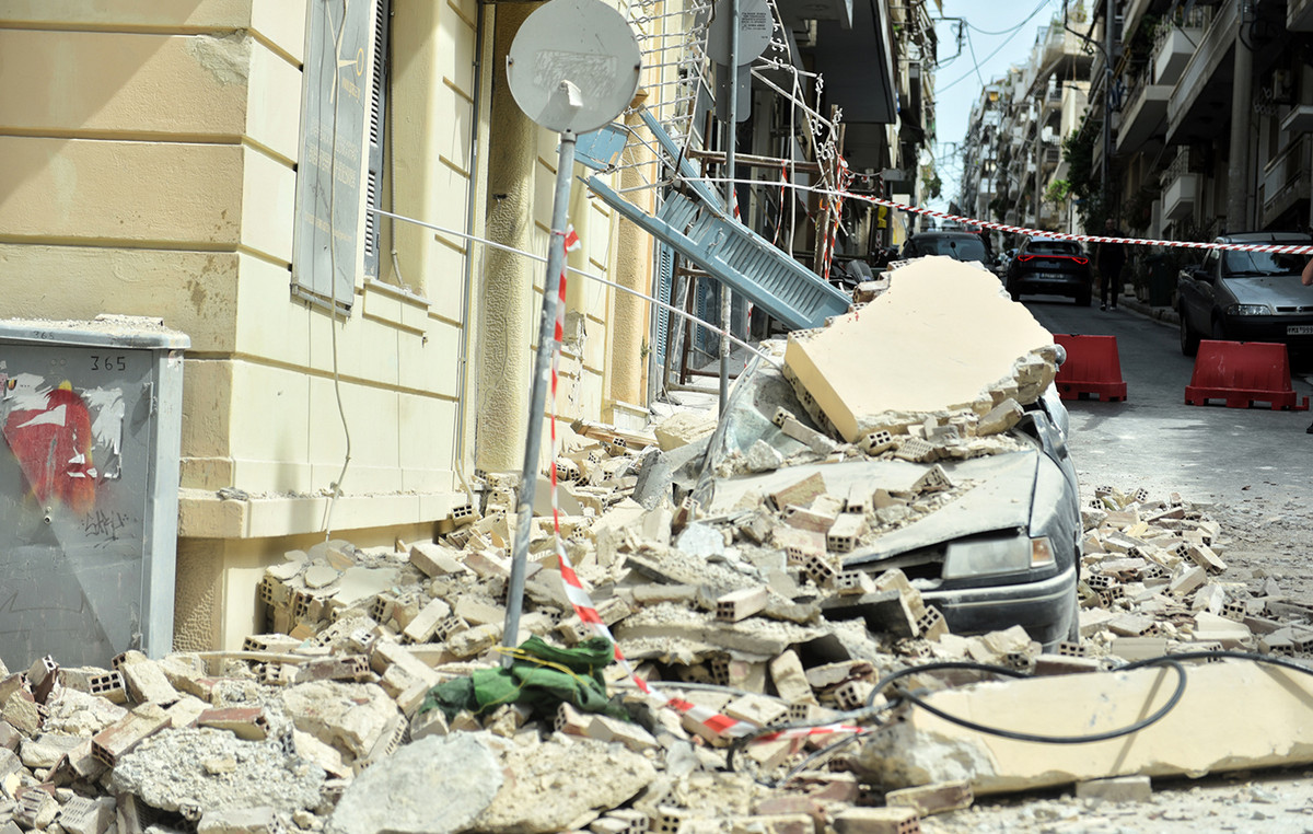 Εννιά οι συλλήψεις για την κατάρρευση κτιρίου στον Πειραιά – Θρήνος για ...