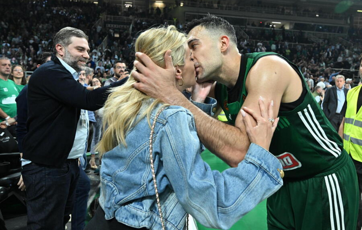 To φιλί του Κώστα Σλούκα στη σύζυγό του μετά το ρεκόρ των 29 πόντων και τη νίκη επί της Μακάμπι ...