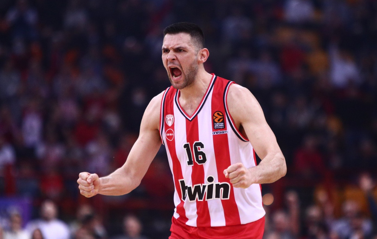 Κώστας Παπανικολάου: Το όμορφο «αντίο» του αρχηγού του Ολυμπιακού στον ...