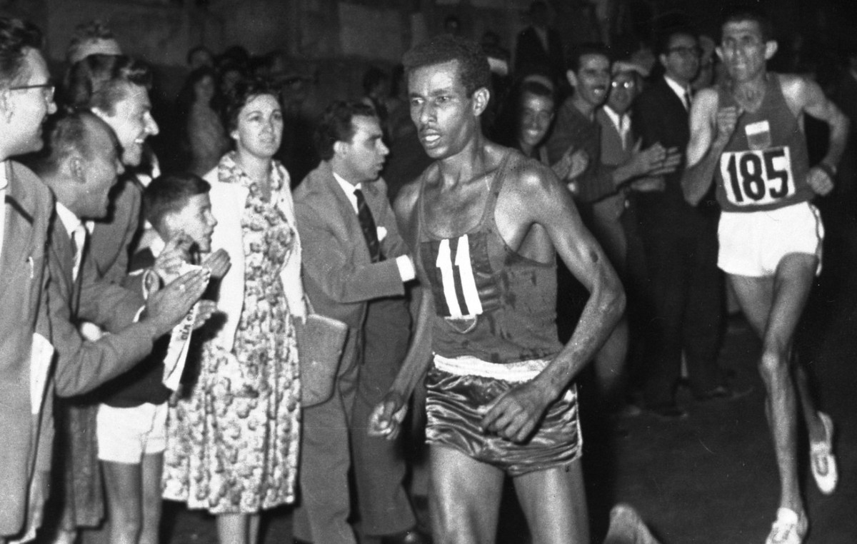 Ολυμπιακοί Αγώνες 1960: Αμπέμπε Μπικίλα, ο ξυπόλητος θριαμβευτής του ...