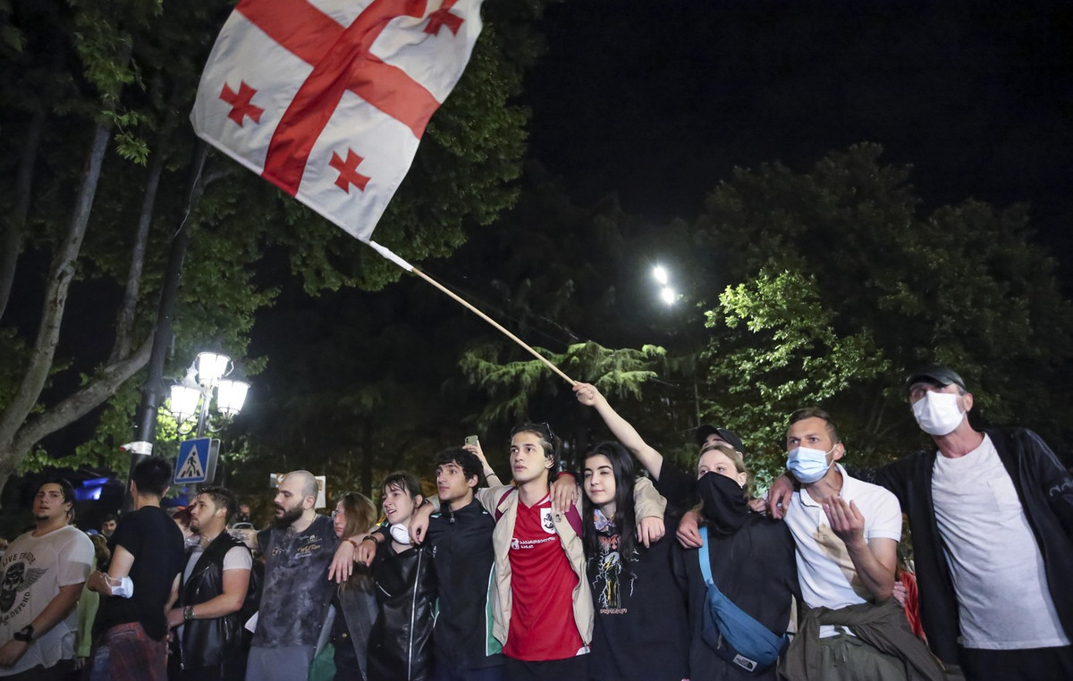 Δεκάδες χιλιάδες διαδηλωτές στη Γεωργία κατά του νομοσχεδίου περί ...
