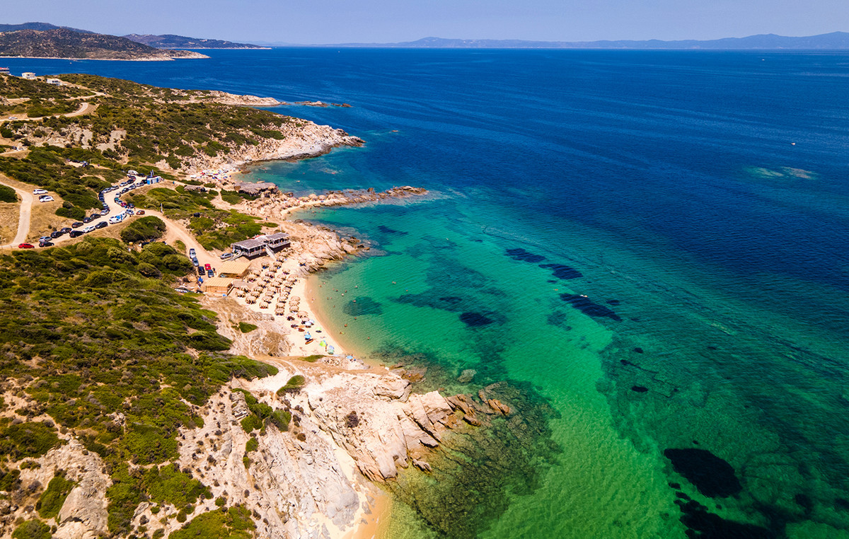 Η παραλία στη Χαλκιδική με το περίεργο όνομα και την εξωτική χάρη ...